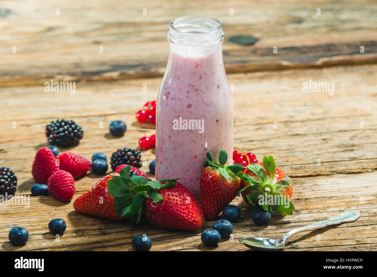 Fresh fruit and yogurt hi-res stock photography and images - Alamy