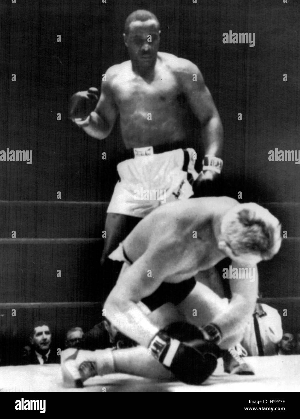 American boxer Sonny Liston stands over German boxer Albert Westphal ...