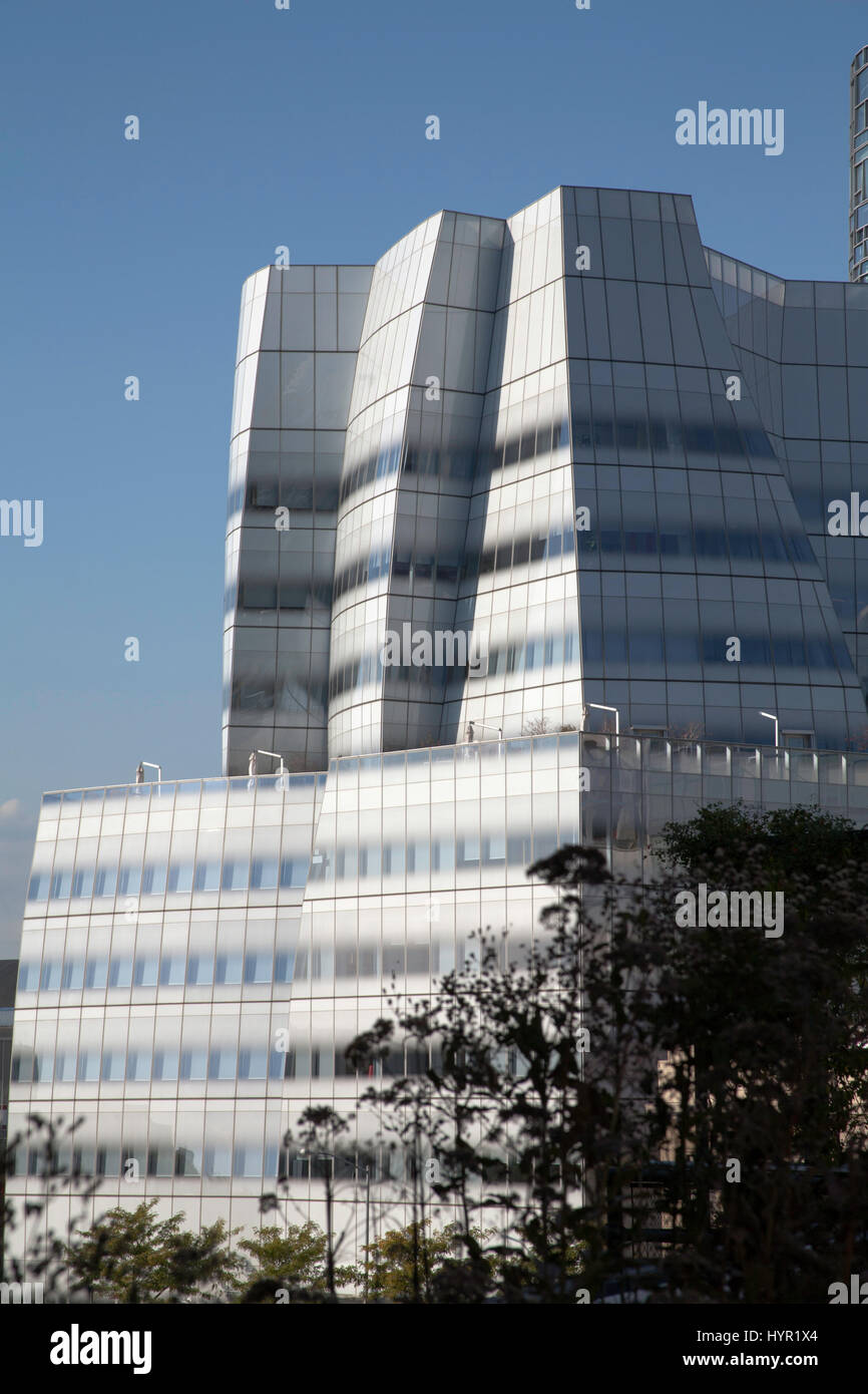 The IAC Building Interactivecorp Offices from The High Line running ...