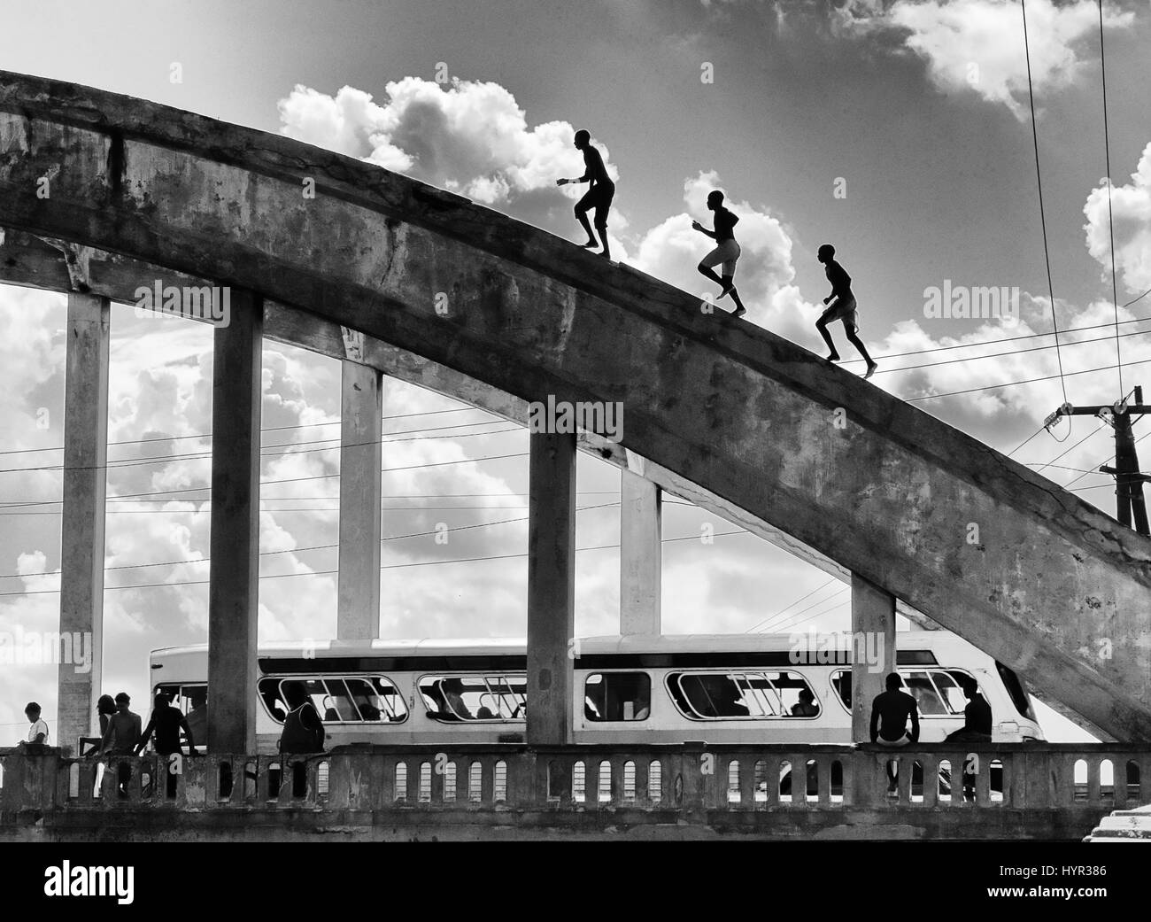 Kids bridge climb hi-res stock photography and images - Alamy
