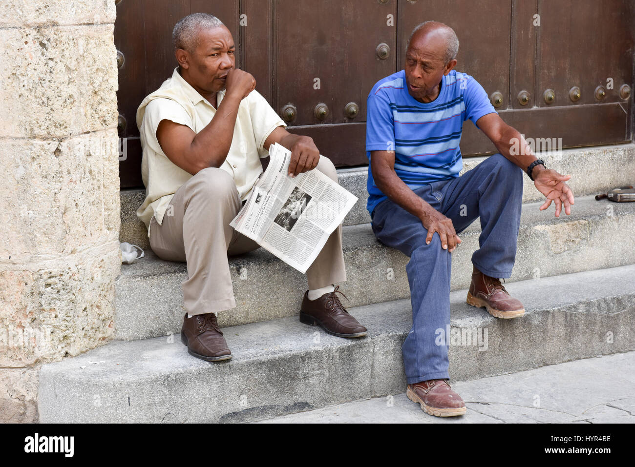 Cubans talking friends hi-res stock photography and images - Alamy