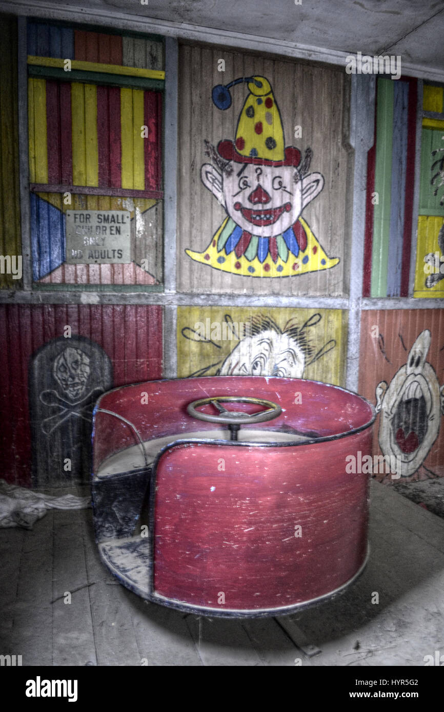 Funhouse mirrors hi-res stock photography and images - Alamy