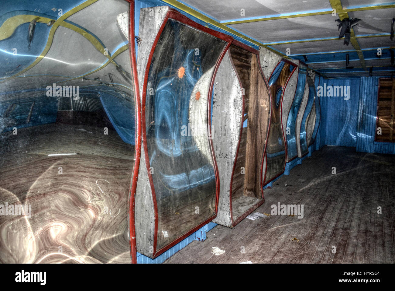 Funhouse of mirrors hi-res stock photography and images - Alamy