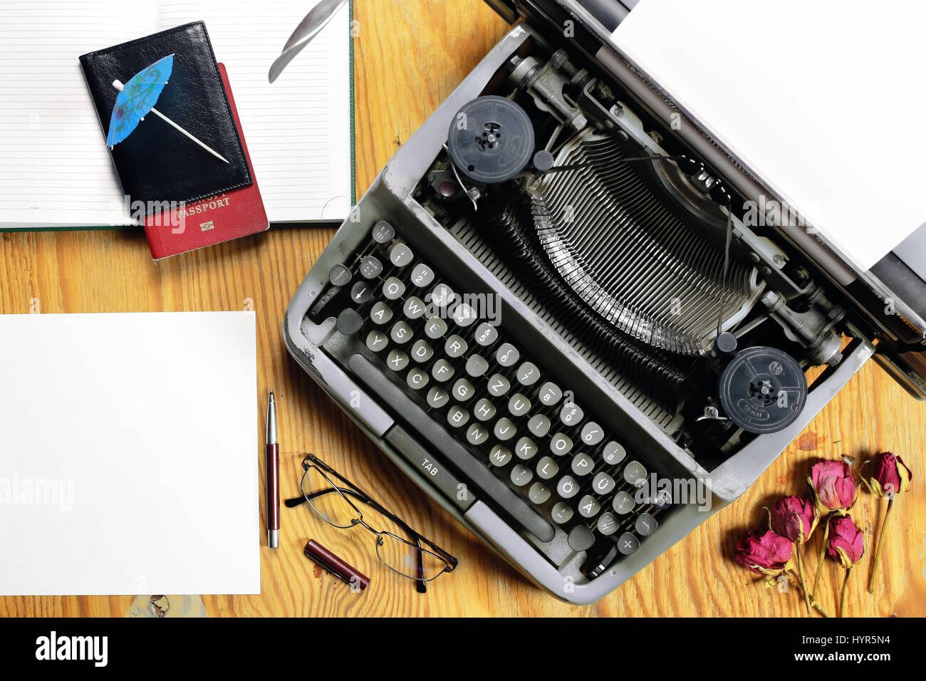 Vintage typewriter 1950s desk hi-res stock photography and images - Alamy