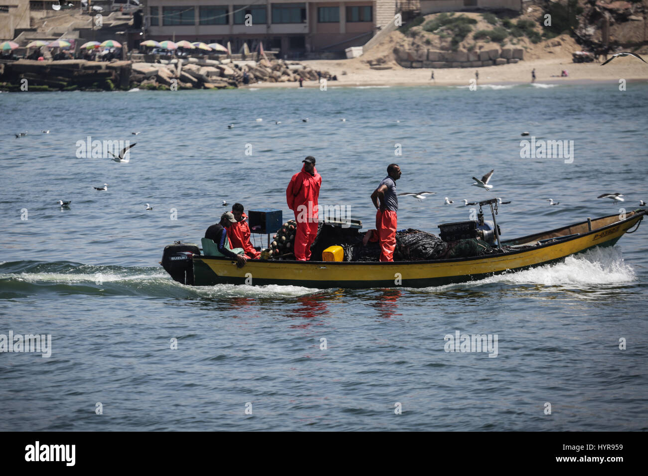 Gaza. 06th Apr, 2017. Fishermen net into the boat sailing into the ...