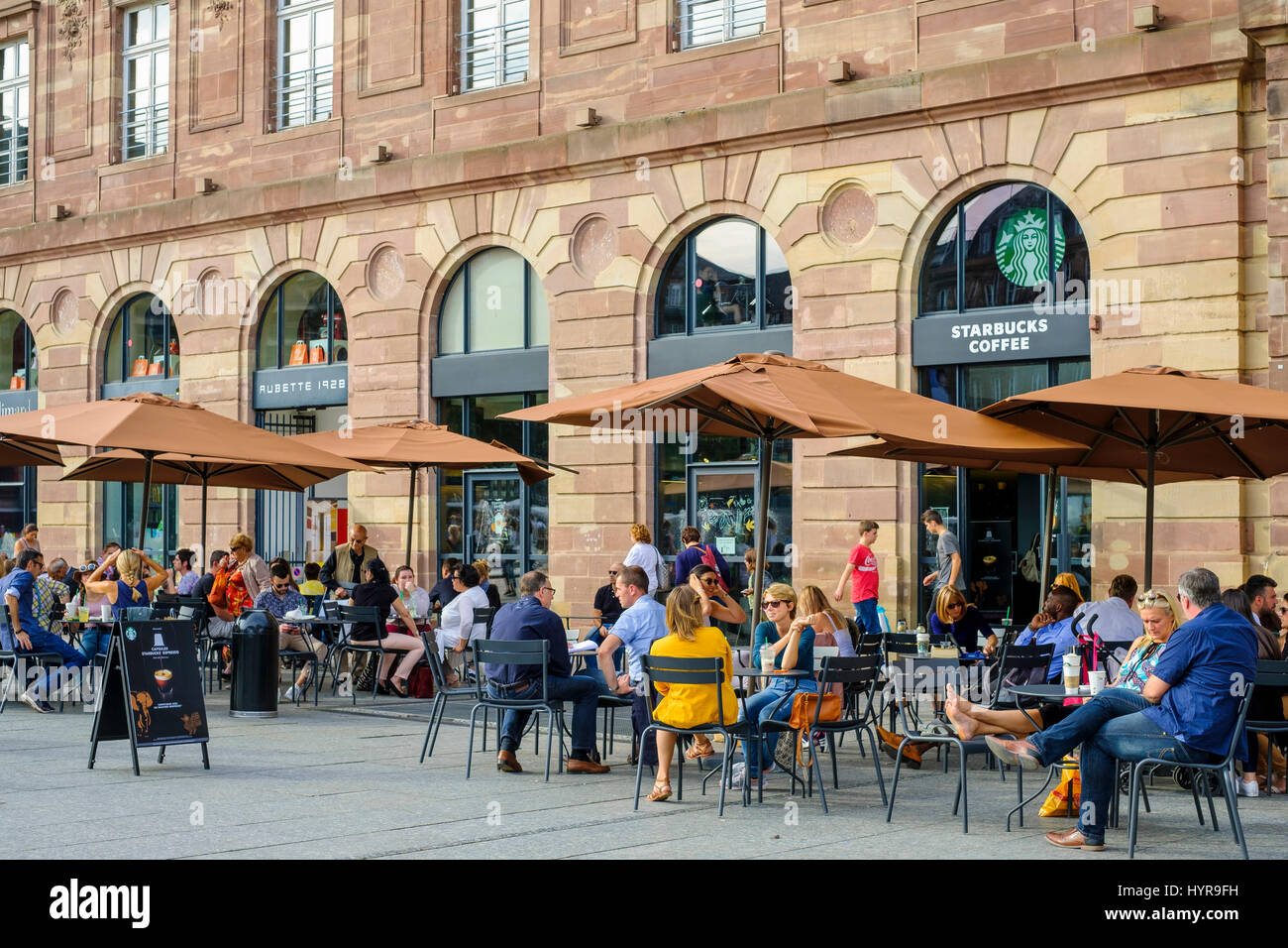 Starbucks coffee building exterior hi-res stock photography and images ...