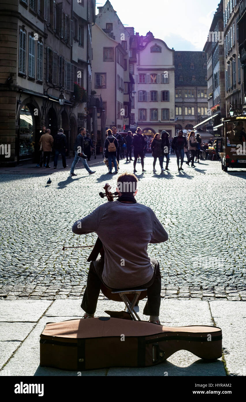 Street performer playing the cello hi-res stock photography and images ...