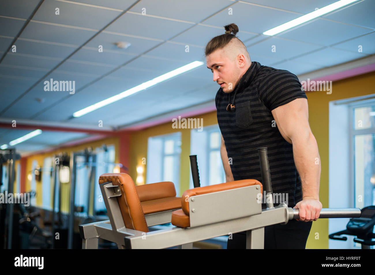 Focused man doing dips in the gym Stock Photo - Alamy