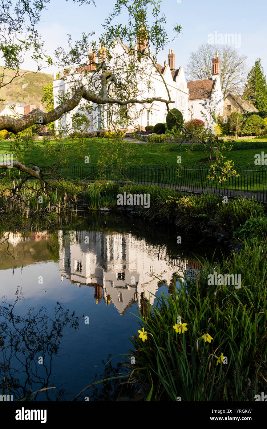 Reflection of a house on the surface of a pond Stock Photo - Alamy
