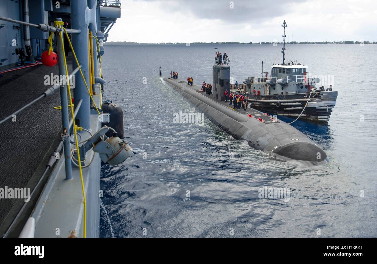 The USN Los Angeles-class fast-attack submarine USS Pasadena surfaces ...