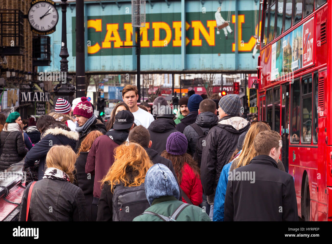 Crowded bus london hi-res stock photography and images - Alamy