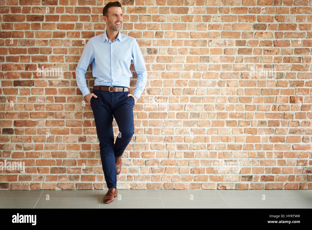 Man sitting on wall hi-res stock photography and images - Alamy