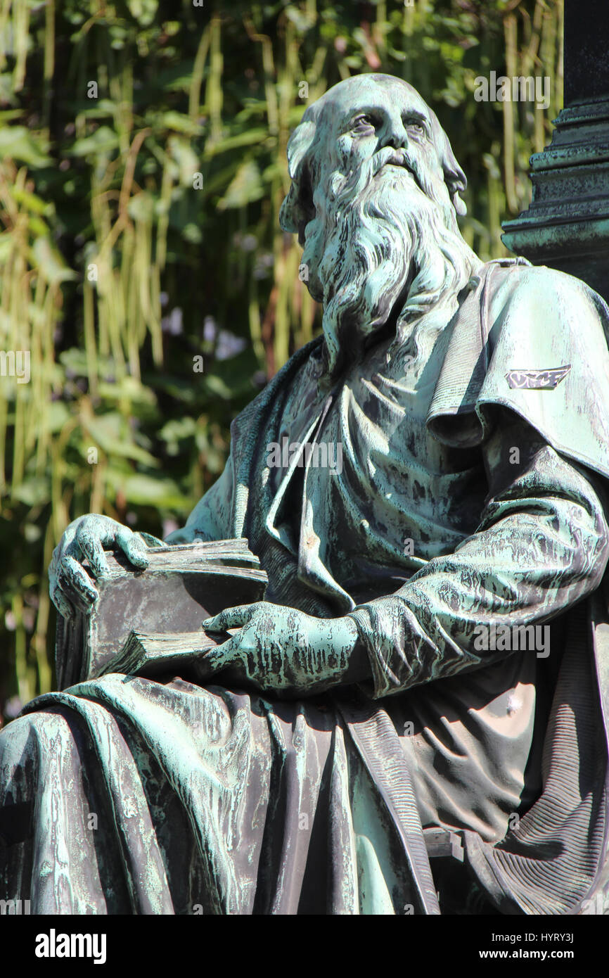 The Schiller monument in Vienna (Austria Stock Photo - Alamy