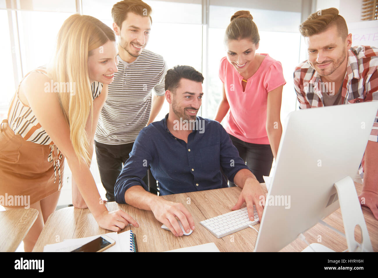 Colleagues sitting desk talking hi-res stock photography and images - Alamy