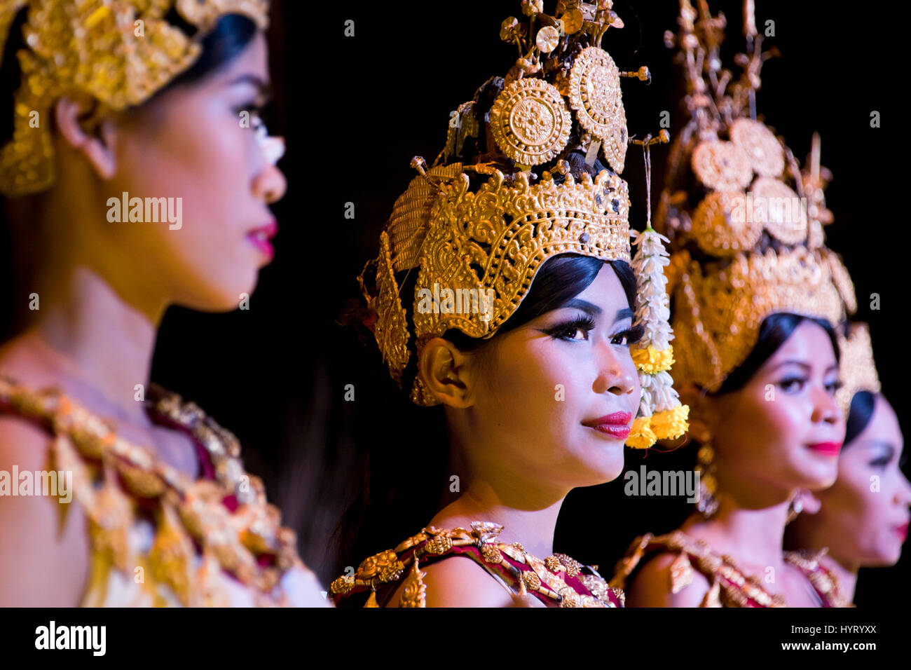 Traditional dancers cambodia hi-res stock photography and images - Alamy