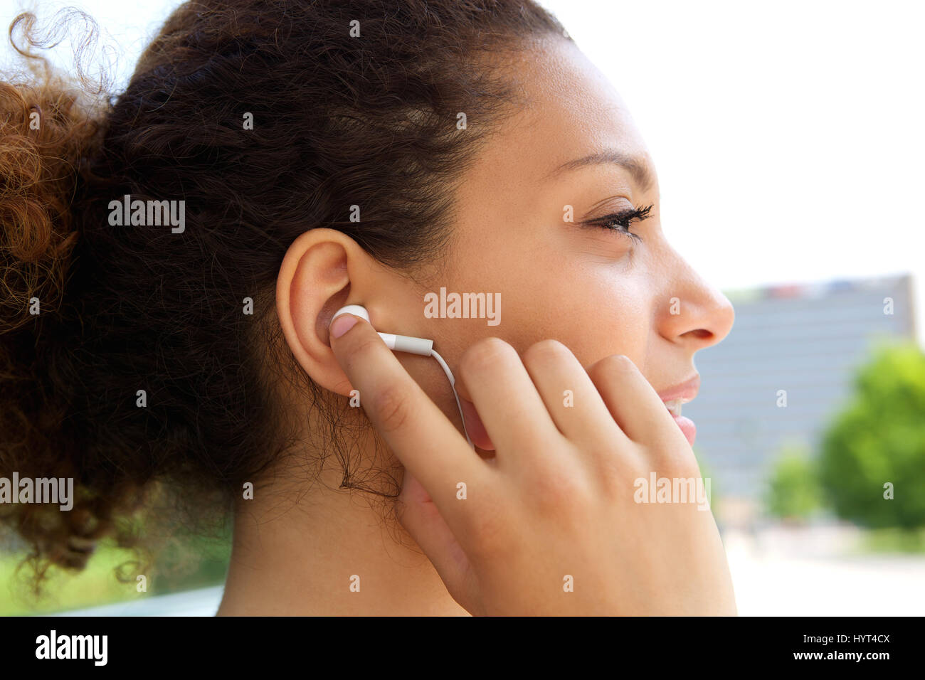Girl wearing ear buds hi-res stock photography and images - Alamy