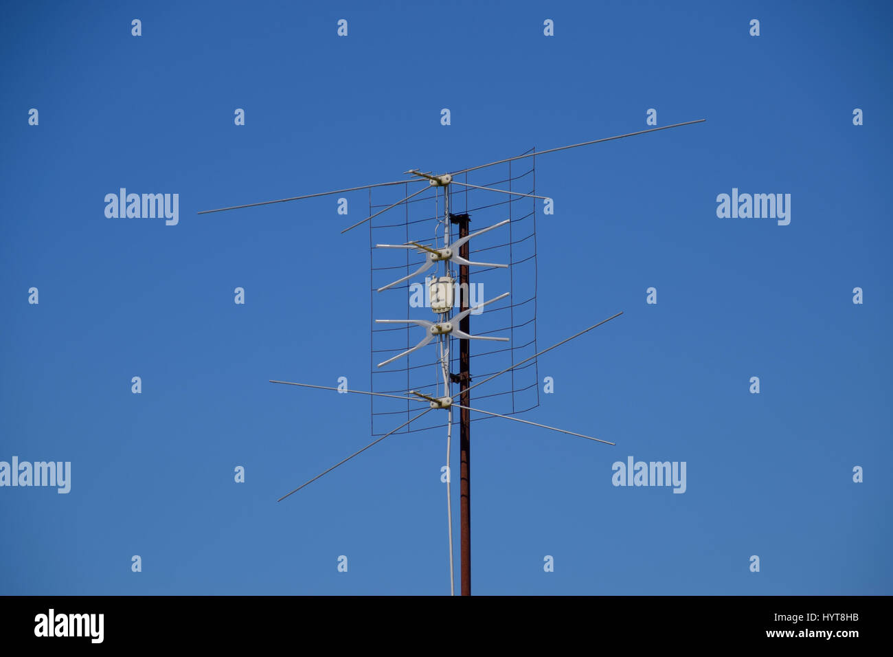All-wave inphase antenna lattice. The television antenna for reception ...
