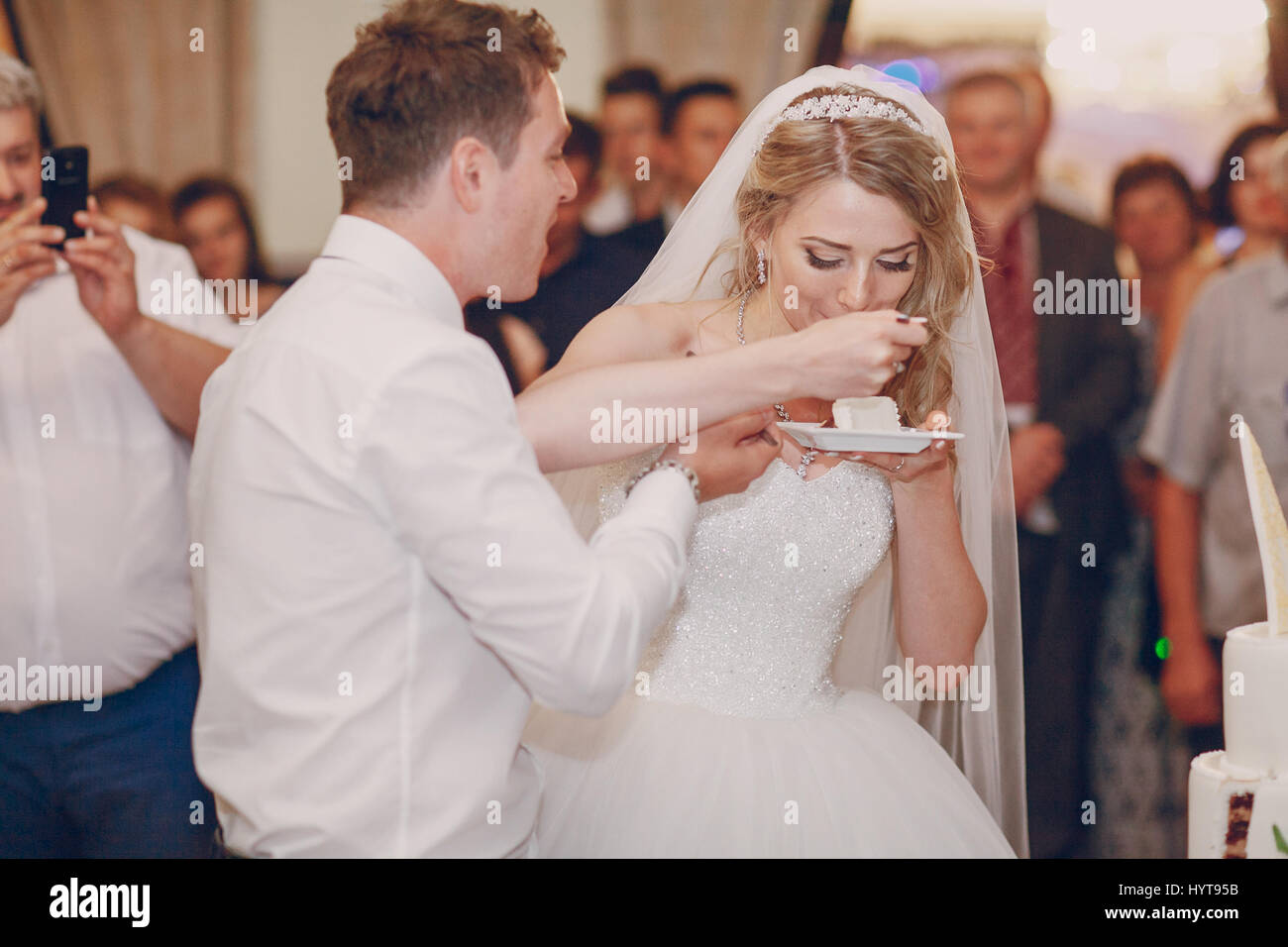 Cake cutting ceremony hi-res stock photography and images - Alamy