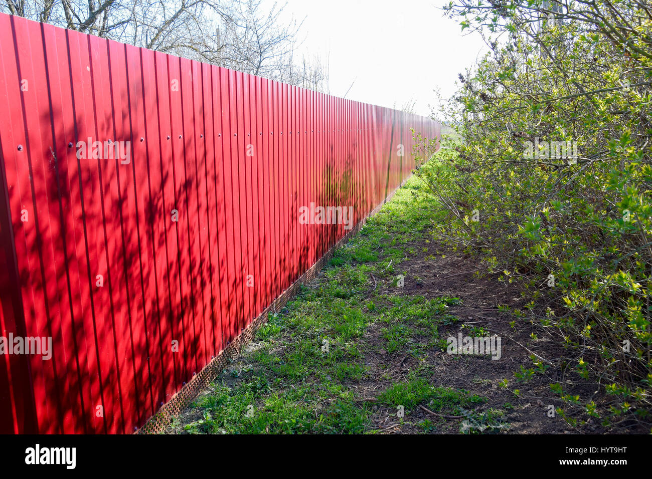 Jagged wood fence garden hi-res stock photography and images - Alamy