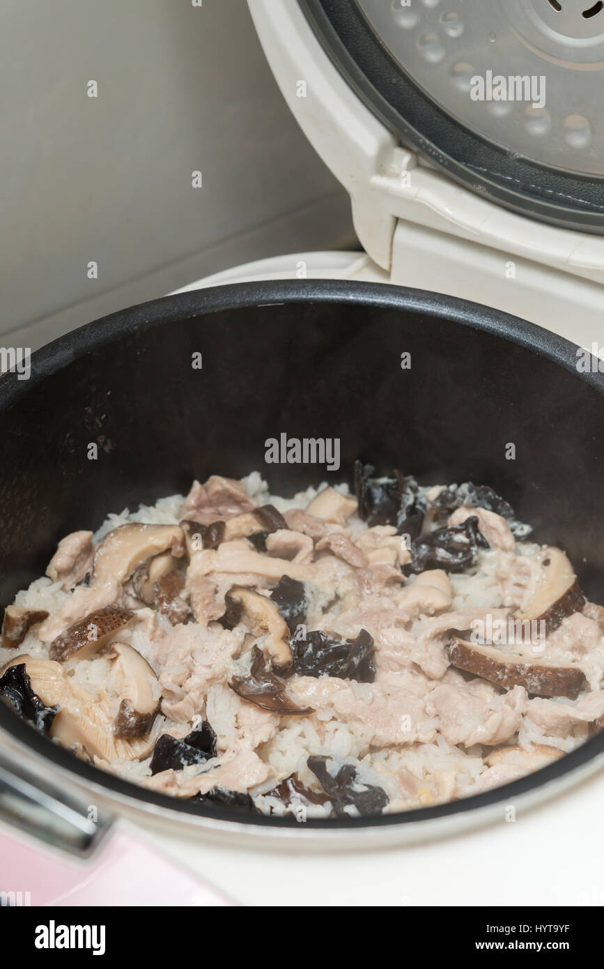 Black rice cooker hi-res stock photography and images - Alamy