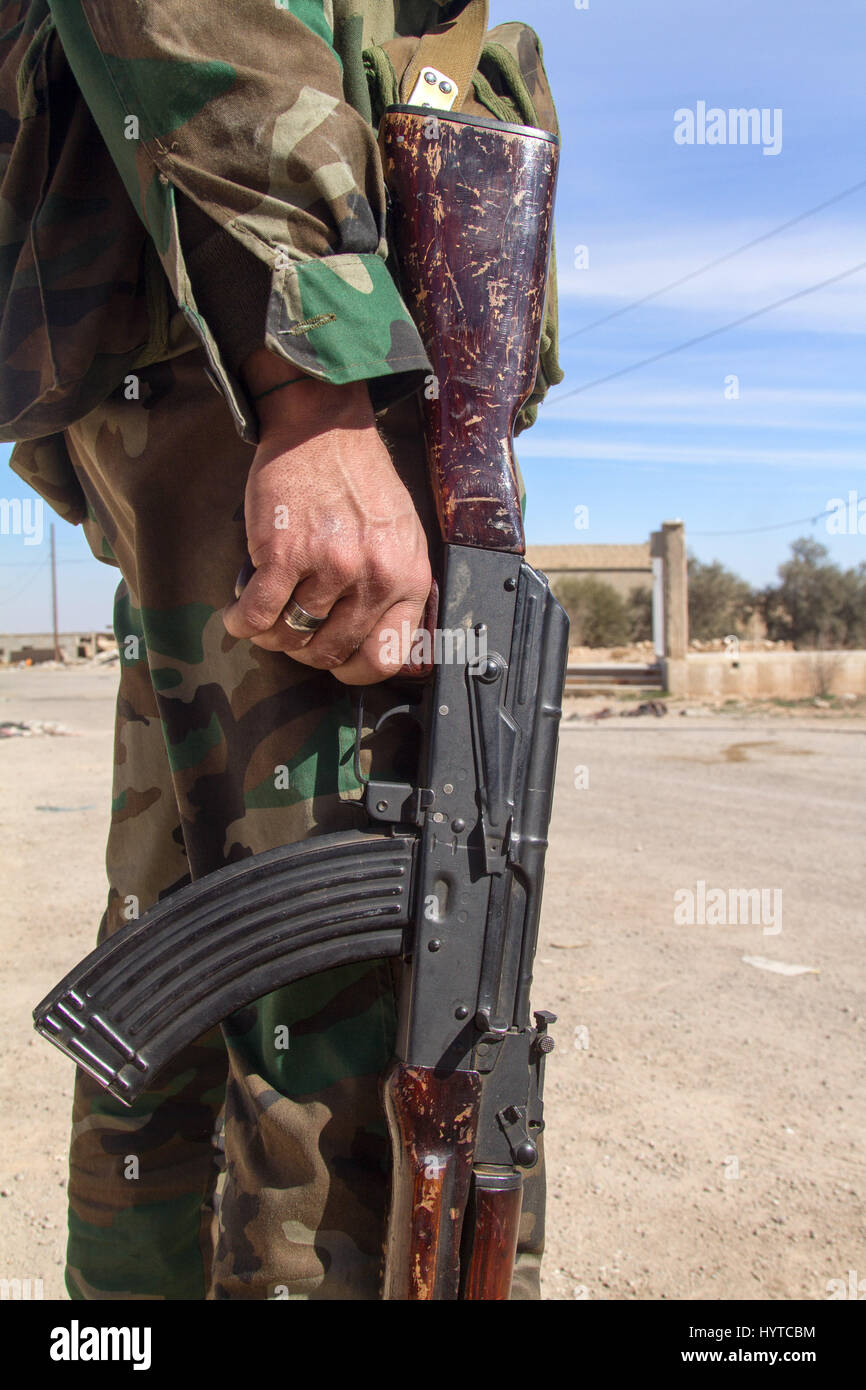 Syrian army soldier with an assault rifle Stock Photo - Alamy