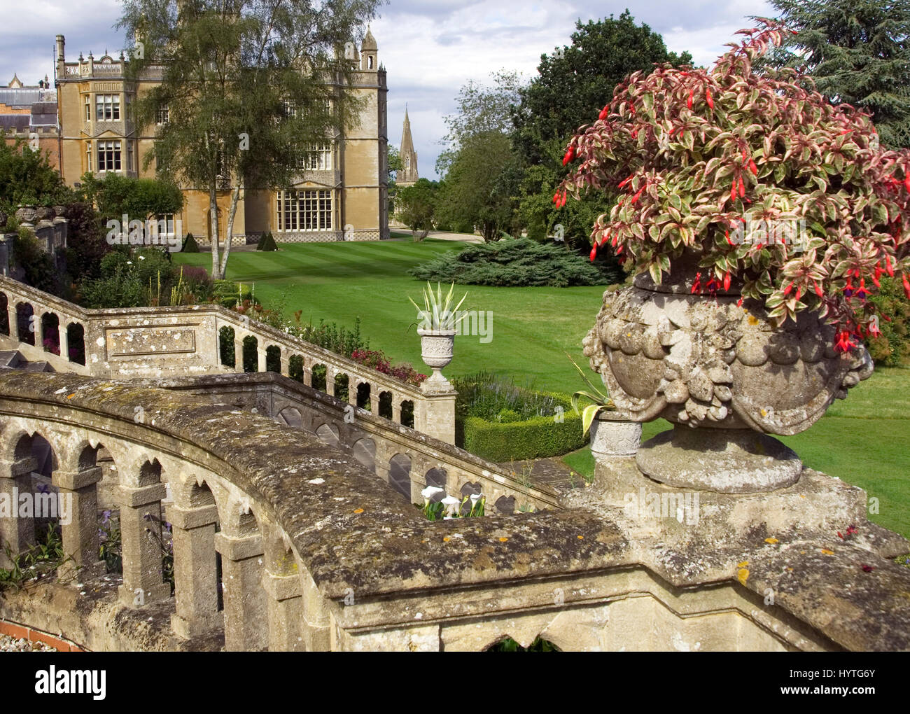 Stone urns hi-res stock photography and images - Alamy