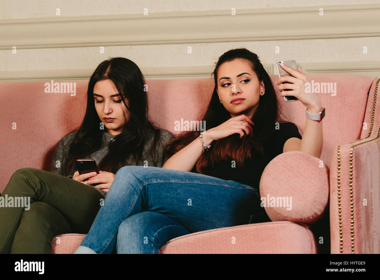 Beautiful girls sitting on couch hi-res stock photography and images ...