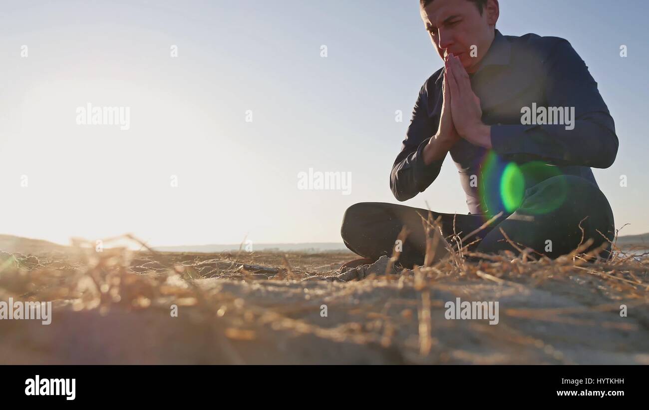 Man praying god sunset sitting hi-res stock photography and images - Alamy