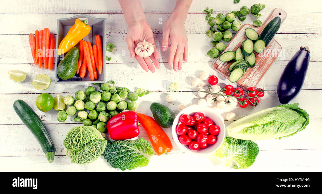 Woman hands holding garlic. Healthy eating, diet. Healthy food concept ...