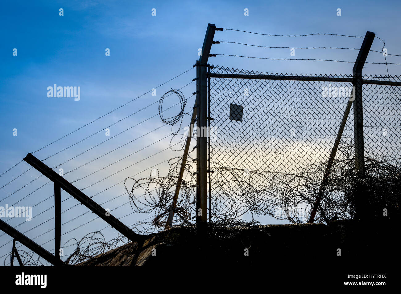 Wire fence boundary hi-res stock photography and images - Alamy
