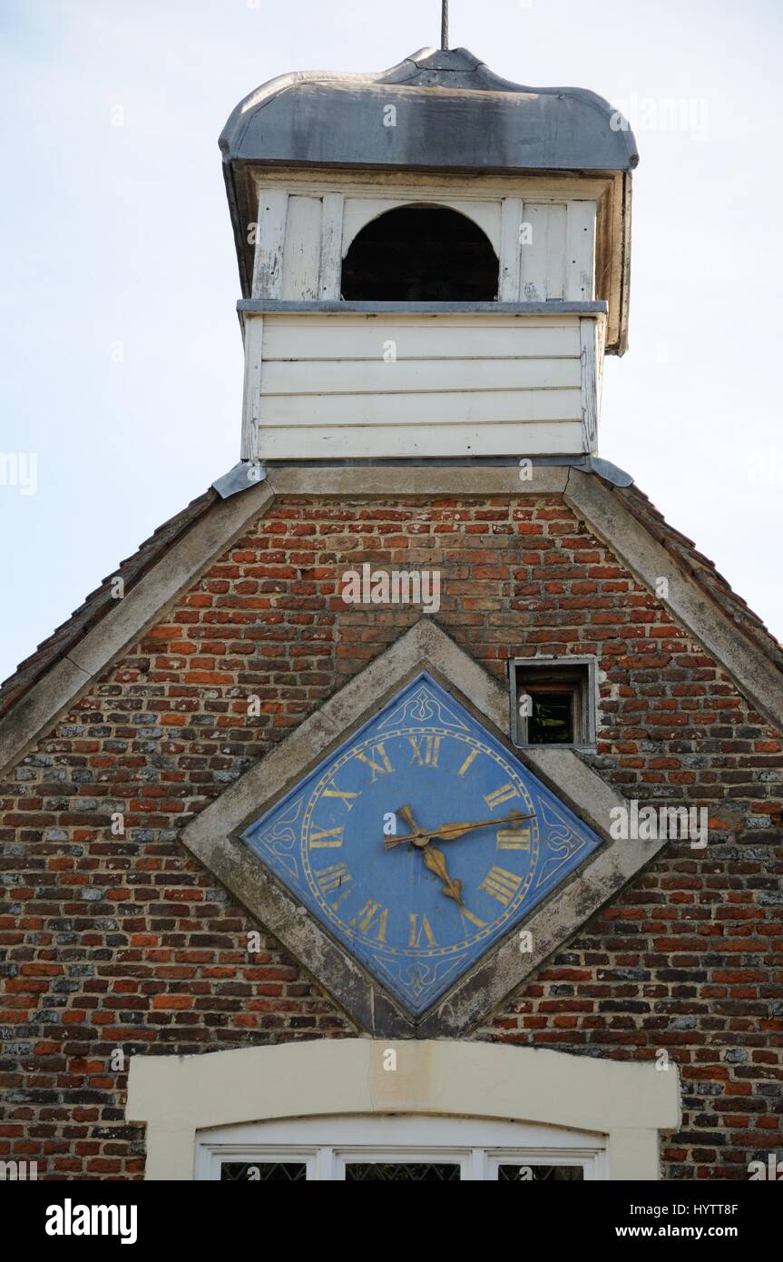 Old house clock hi-res stock photography and images - Alamy