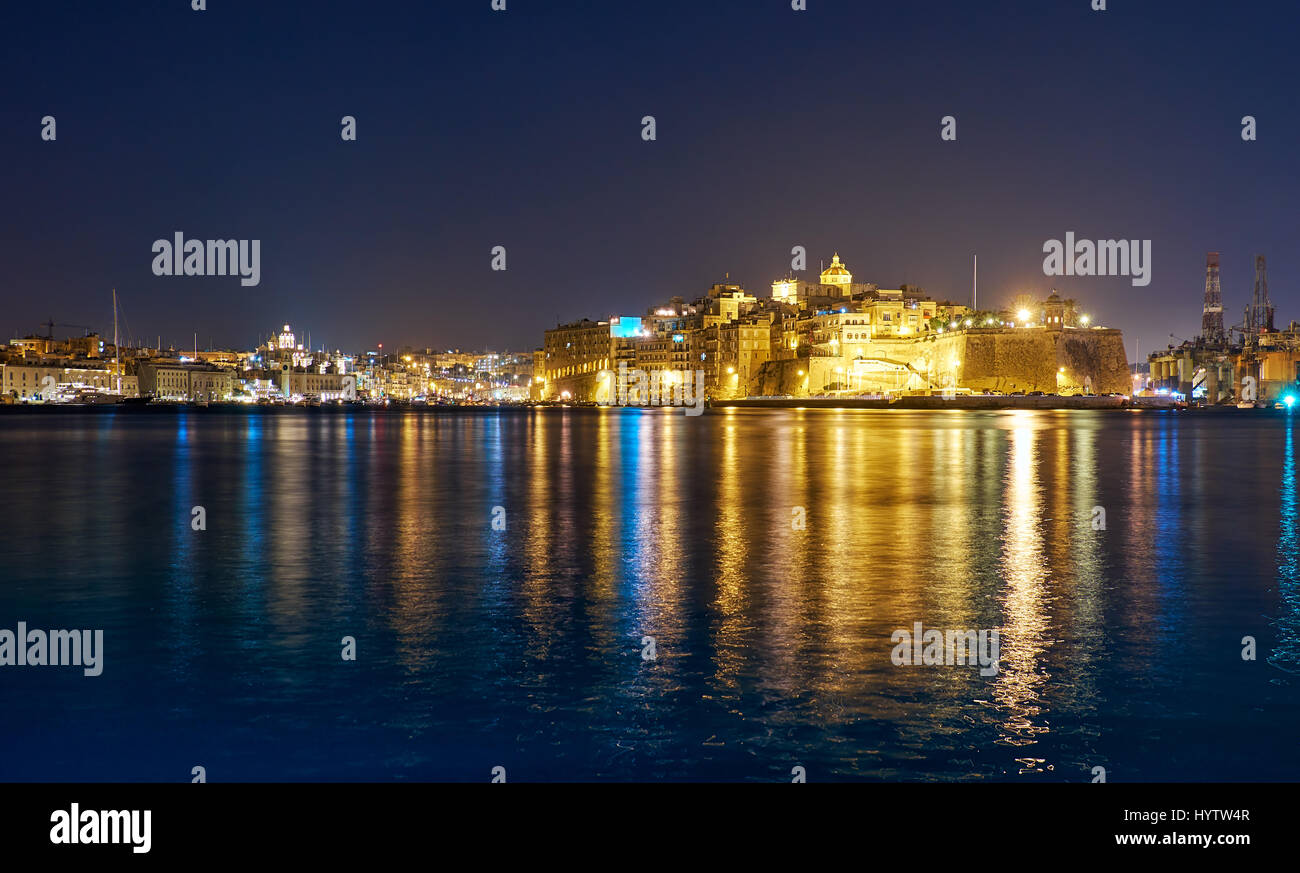 The night view of Senglea peninsula and Dahla tad-Dockyard bay over the ...