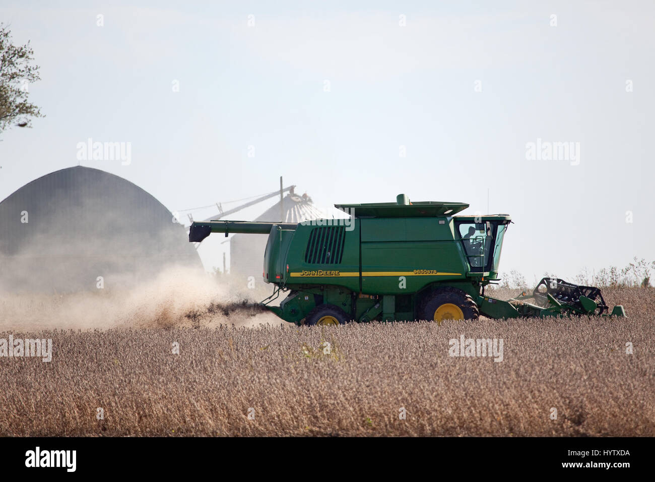 Farmer in iowa soybean field hi-res stock photography and images - Alamy