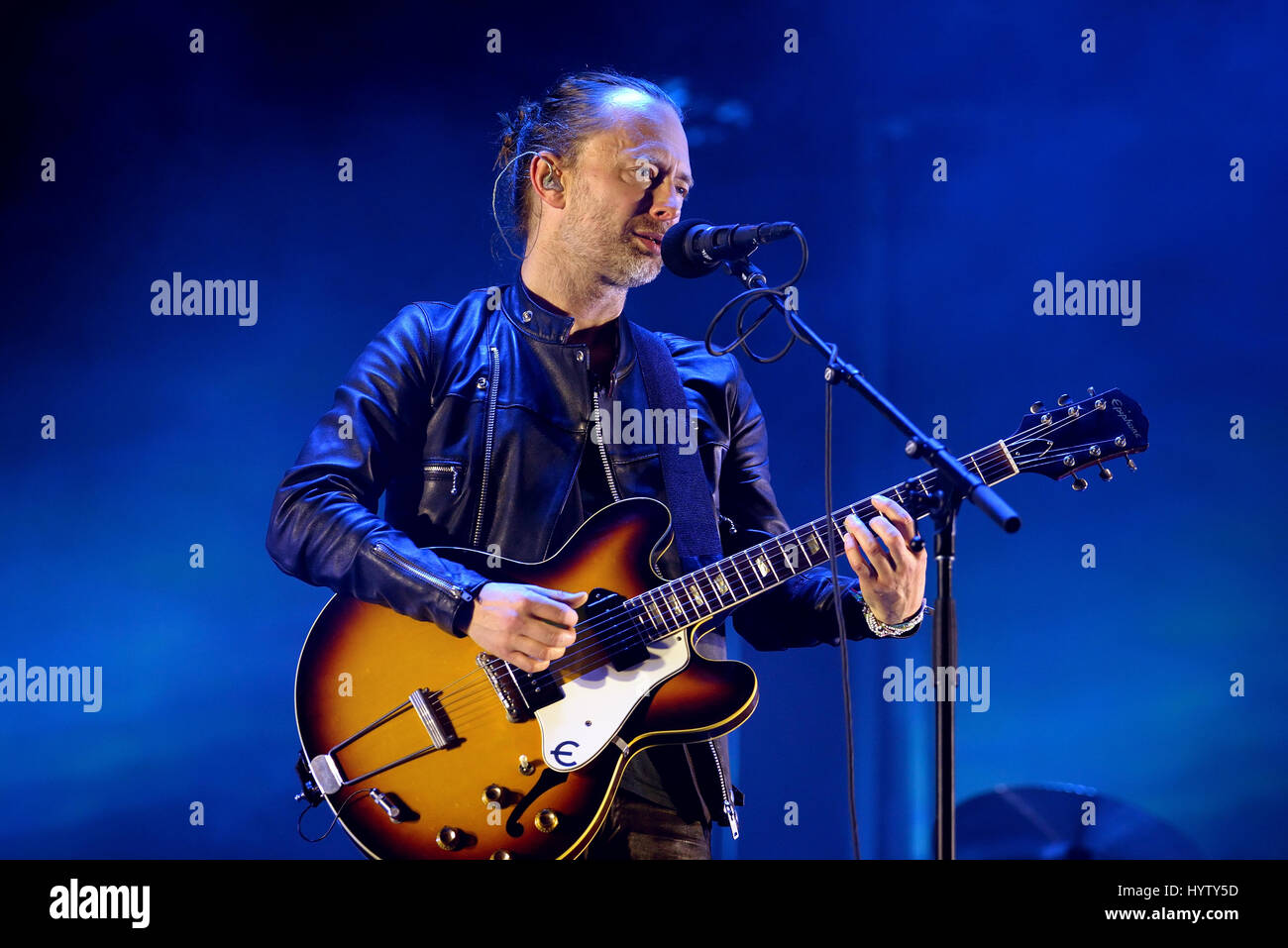 Radiohead in concert hi-res stock photography and images - Alamy
