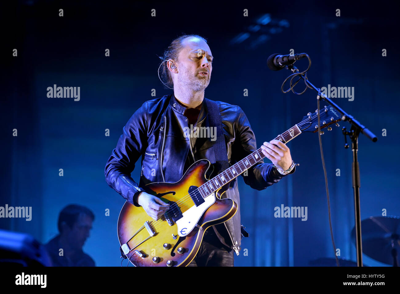 Radiohead in concert hi-res stock photography and images - Alamy