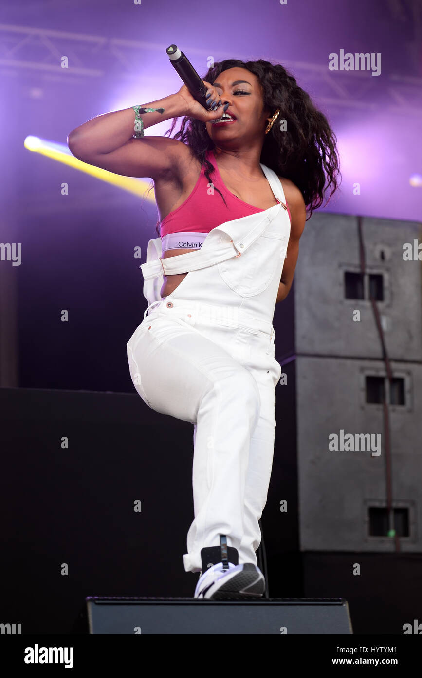 Female street rapper hi-res stock photography and images - Alamy