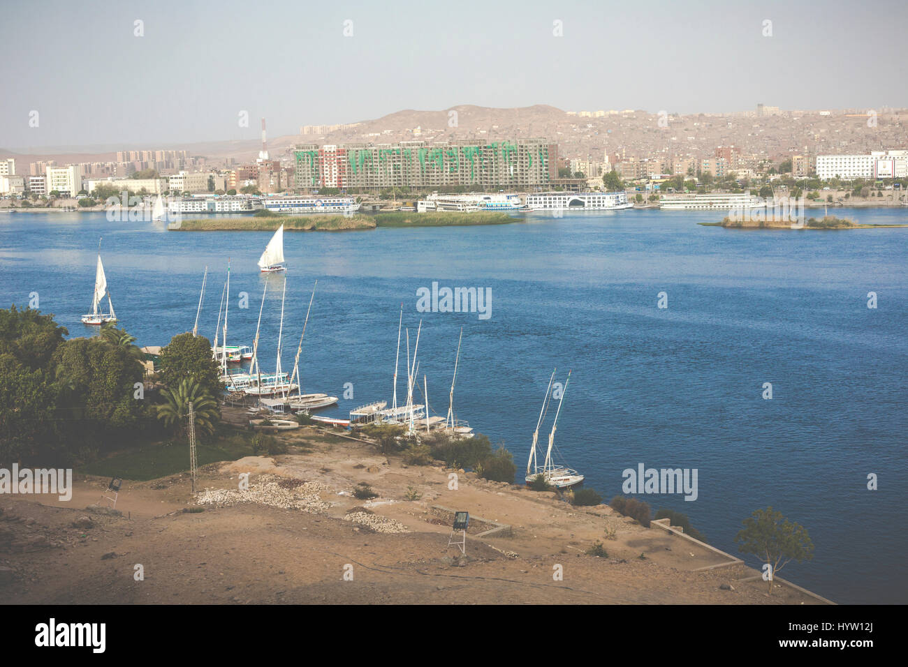 Egypt nile river desert tree house hi-res stock photography and images ...