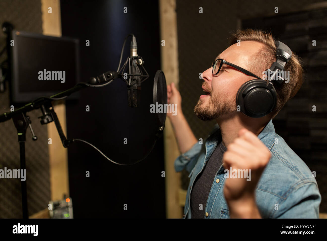 Recording studio headphones hi-res stock photography and images - Alamy