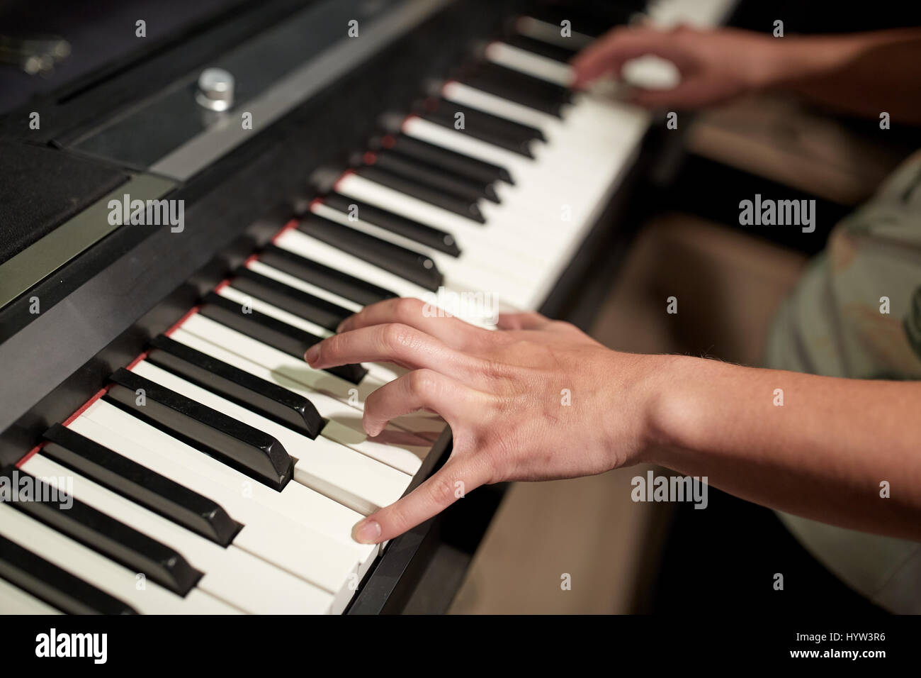 Piano human hand hi-res stock photography and images - Alamy