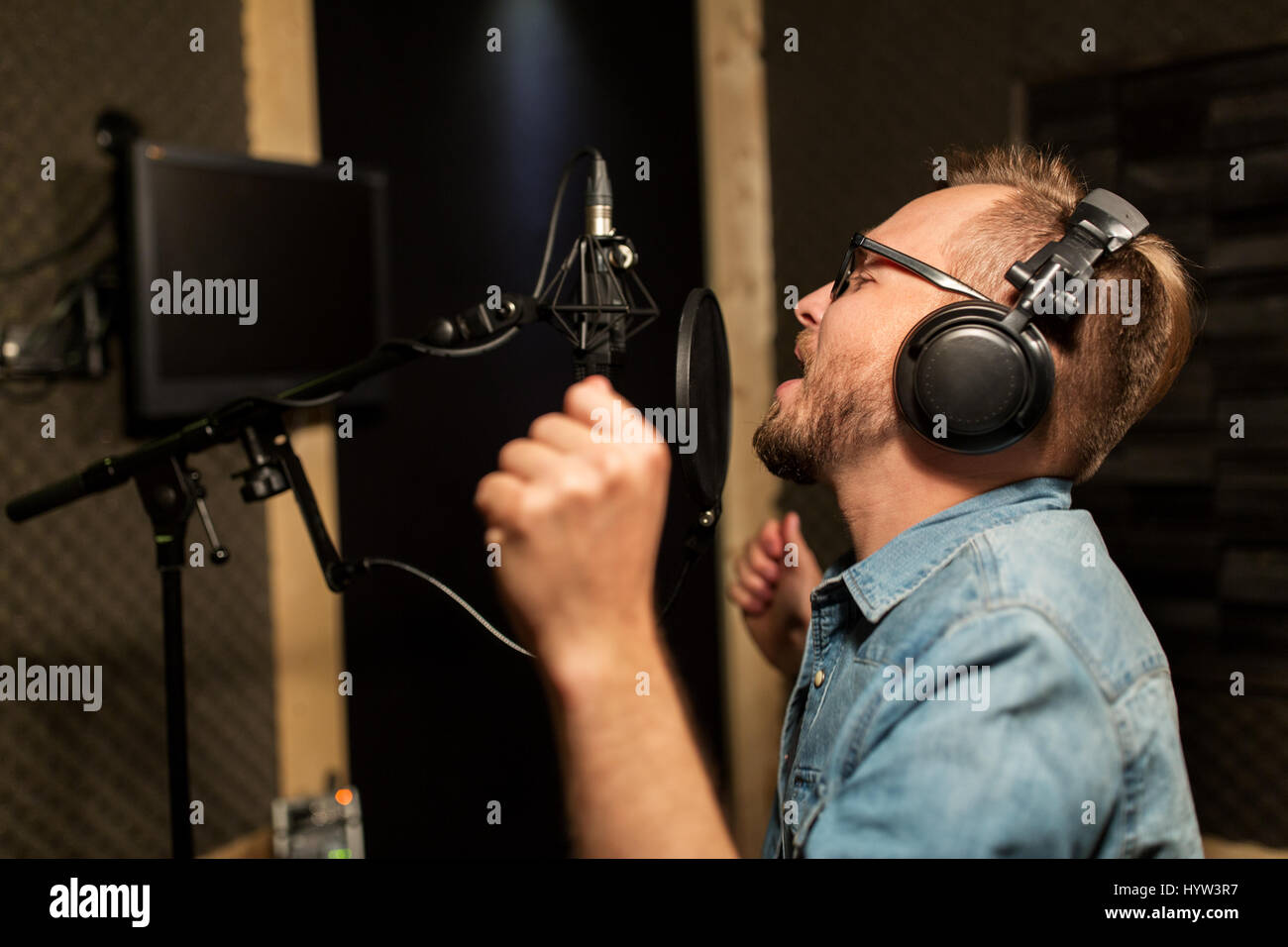 Recording studio headphones hi-res stock photography and images - Alamy