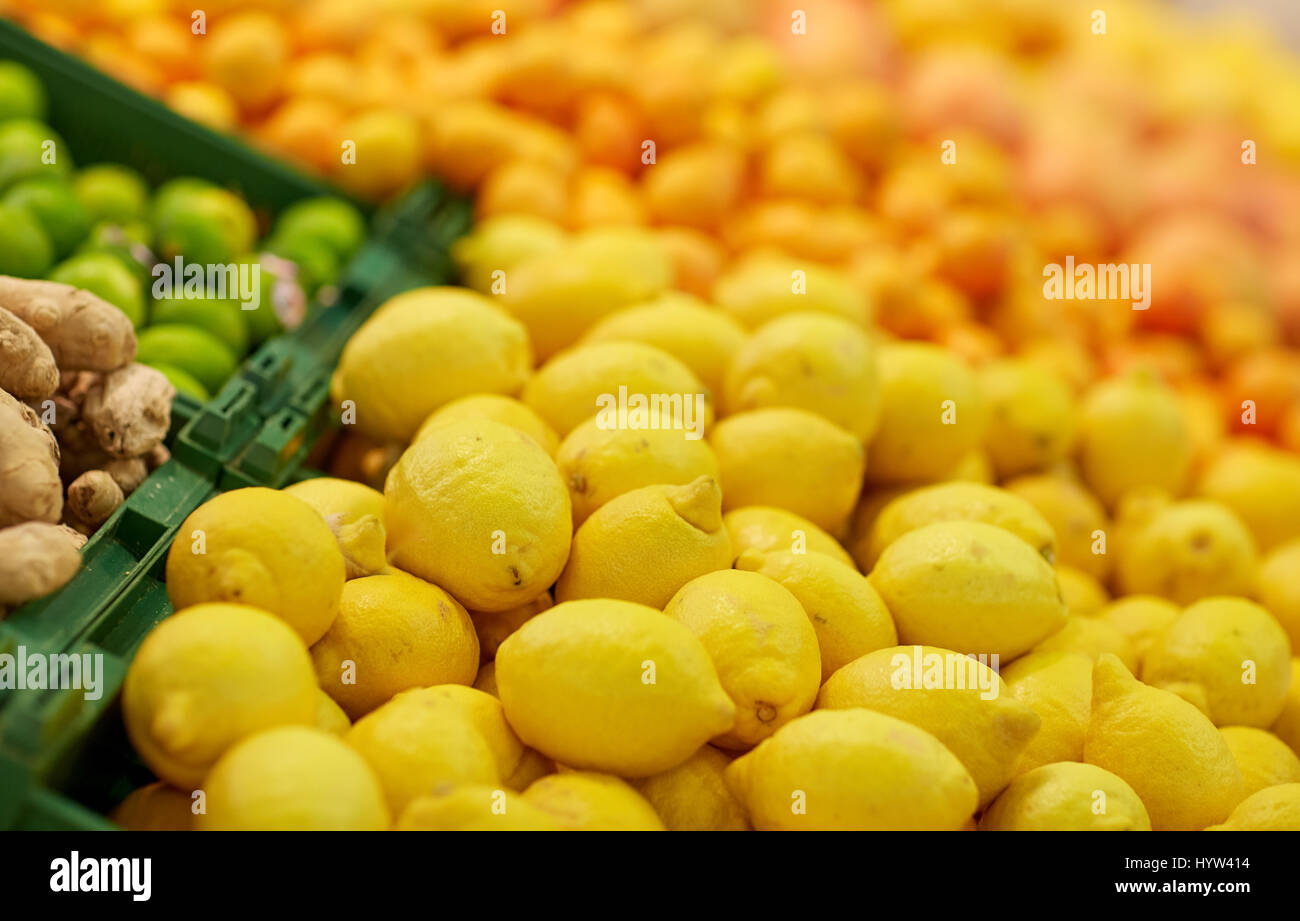 lemons at grocery store or market Stock Photo - Alamy