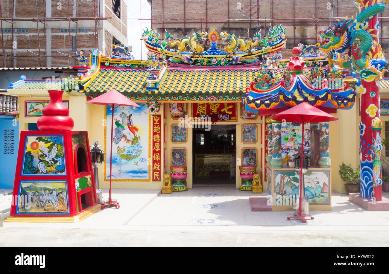 Temple in road hi-res stock photography and images - Alamy
