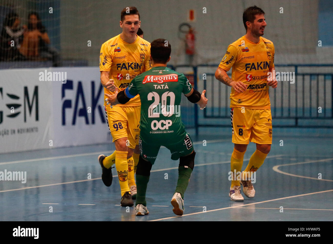 FLORIAN'POLIS, SC - 26.04.2017: FLORIPA FUTSAL X JARAGUÁ FUTSAL - Jaraguá Futsal team players ...