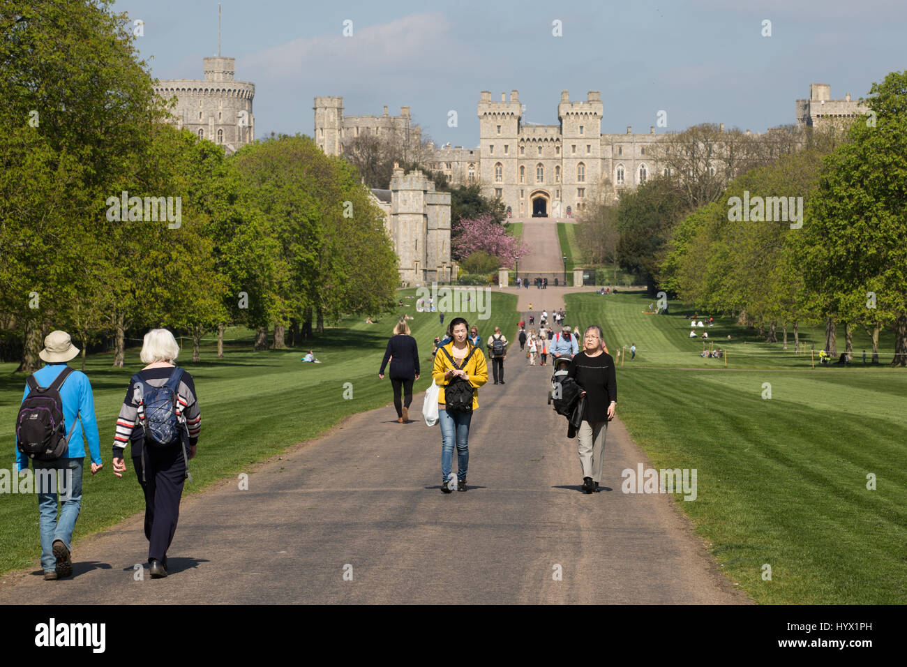 Windsor, UK. 7th April, 2017. Tourists and local residents enjoying the ...