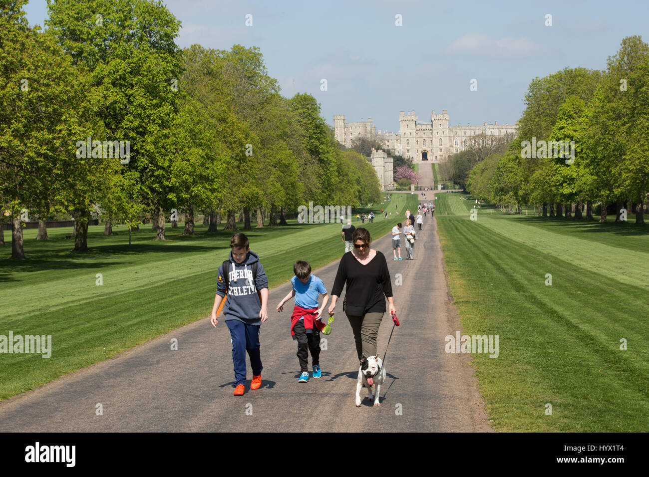 Windsor, UK. 7th April, 2017. Tourists and local residents enjoying the ...