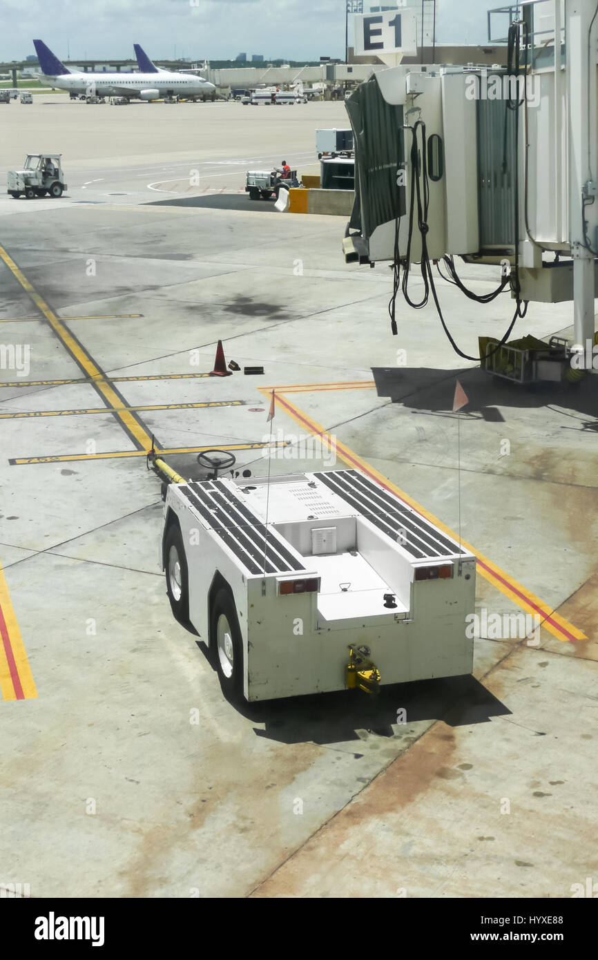 electric tug vehicle at an airport terminal Stock Photo - Alamy