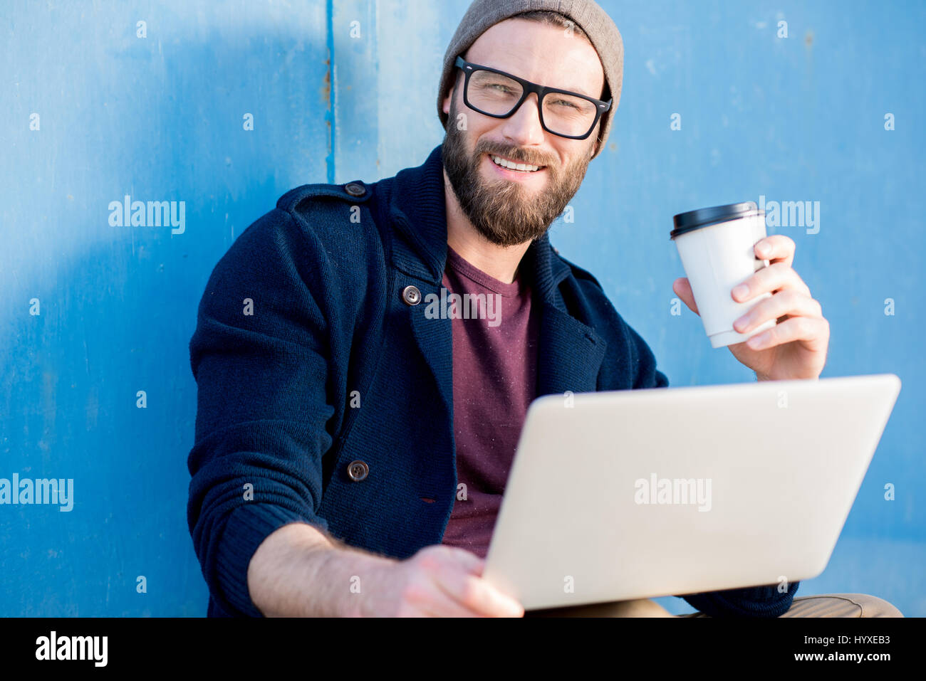 Man with laptop outdoors Stock Photo - Alamy