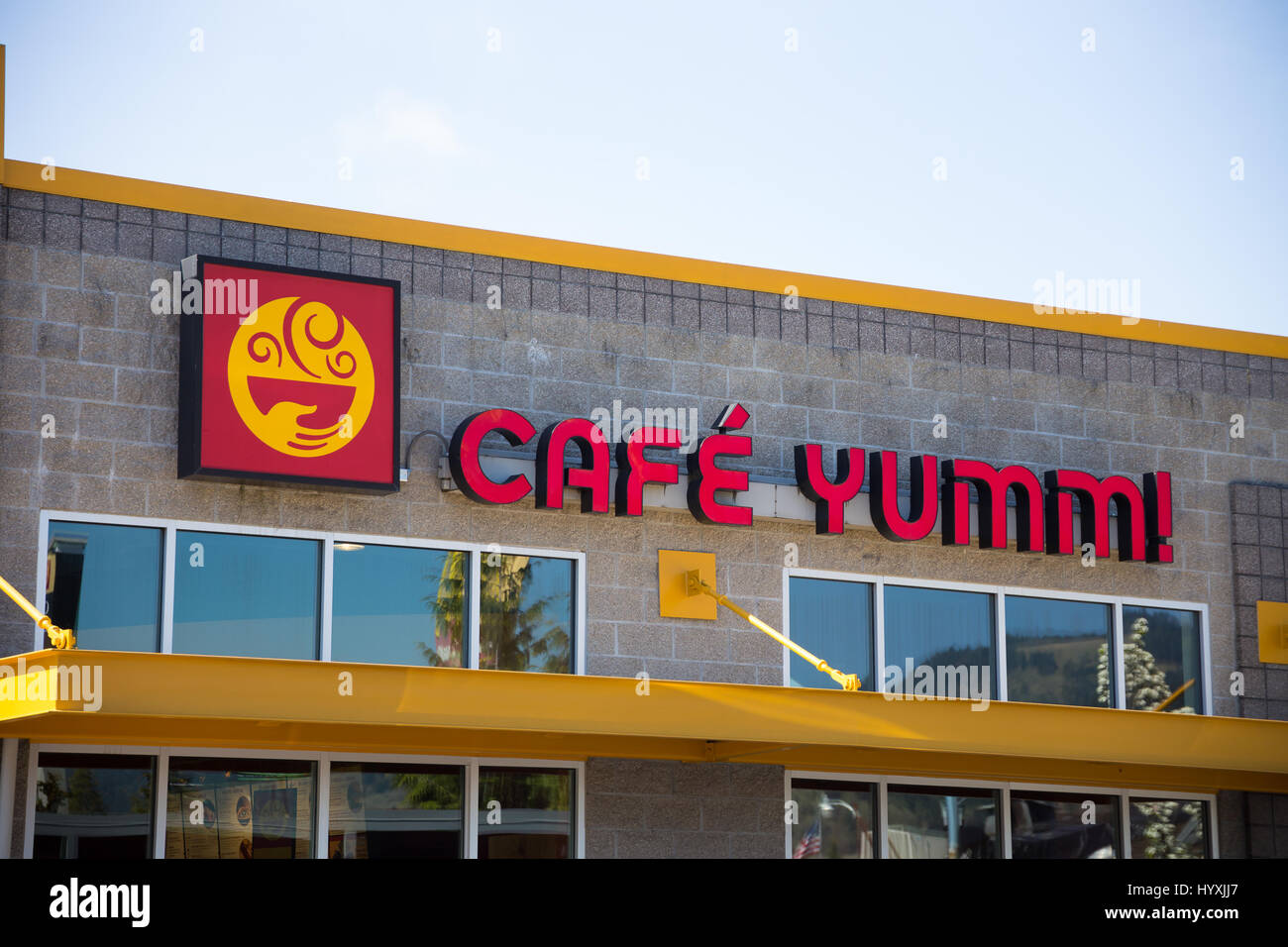 SPRINGFIELD, OR - MARCH 31, 2017: Gateway Cafe Yumm building exterior ...