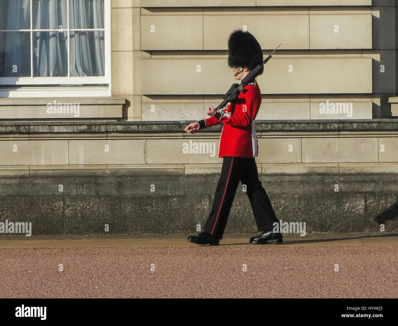 Guard marching outside royal palace hi-res stock photography and images ...