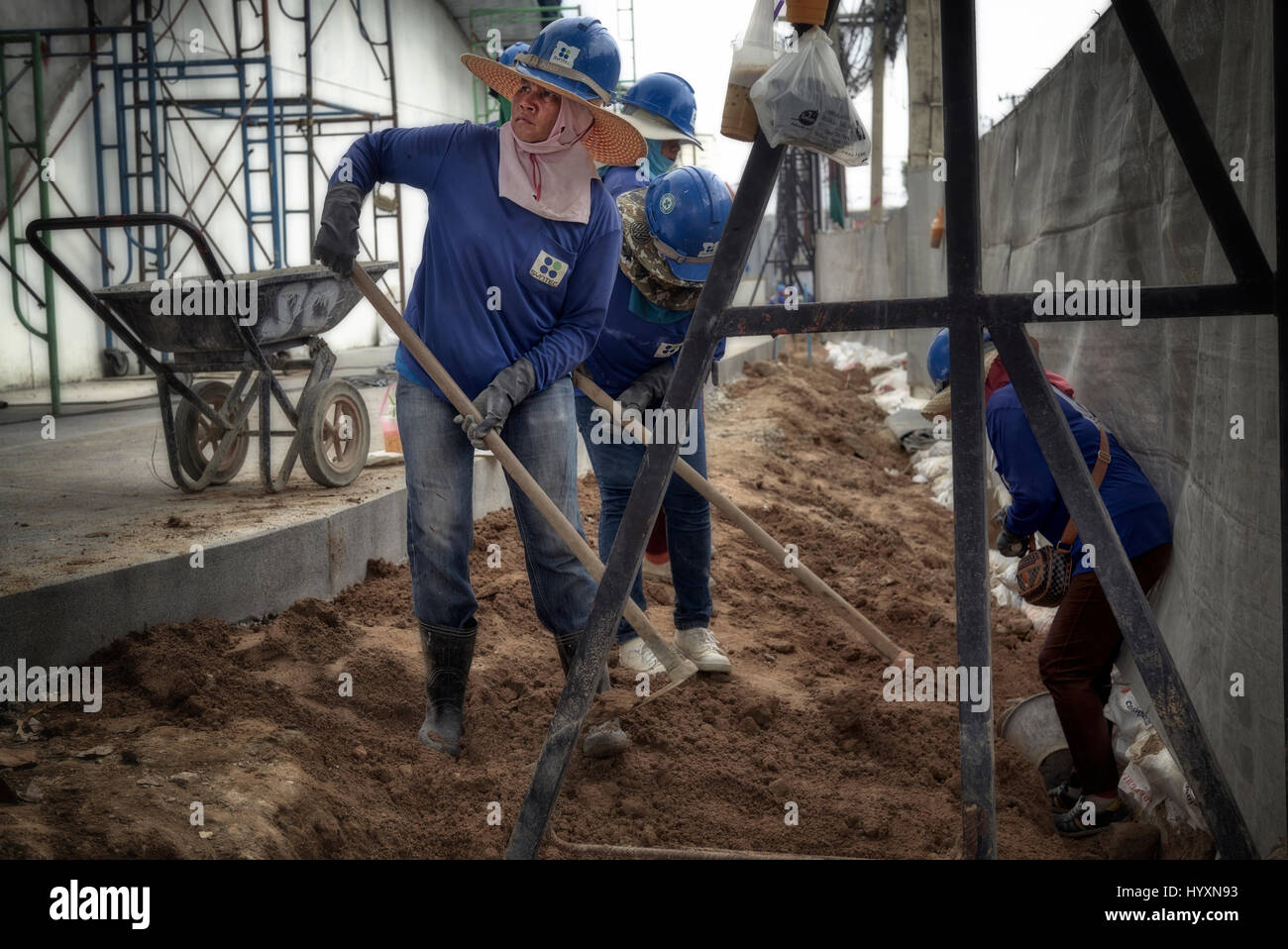 Female construction workers hi-res stock photography and images - Alamy